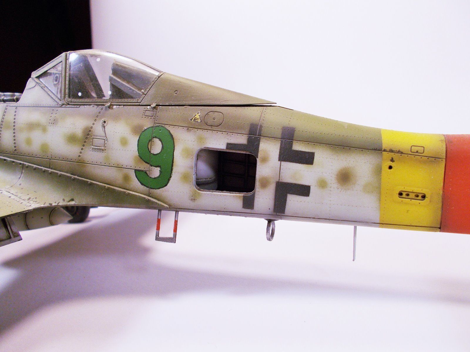 Ta-152 Detailbild offne Wartungsklppe, grüne 9 und JG 301 Rumpfband ...